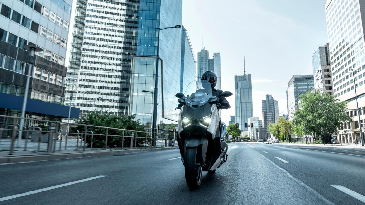 Nuovo Yamaha XMAX 2025, innovazione e stile per gli scooter sportivi