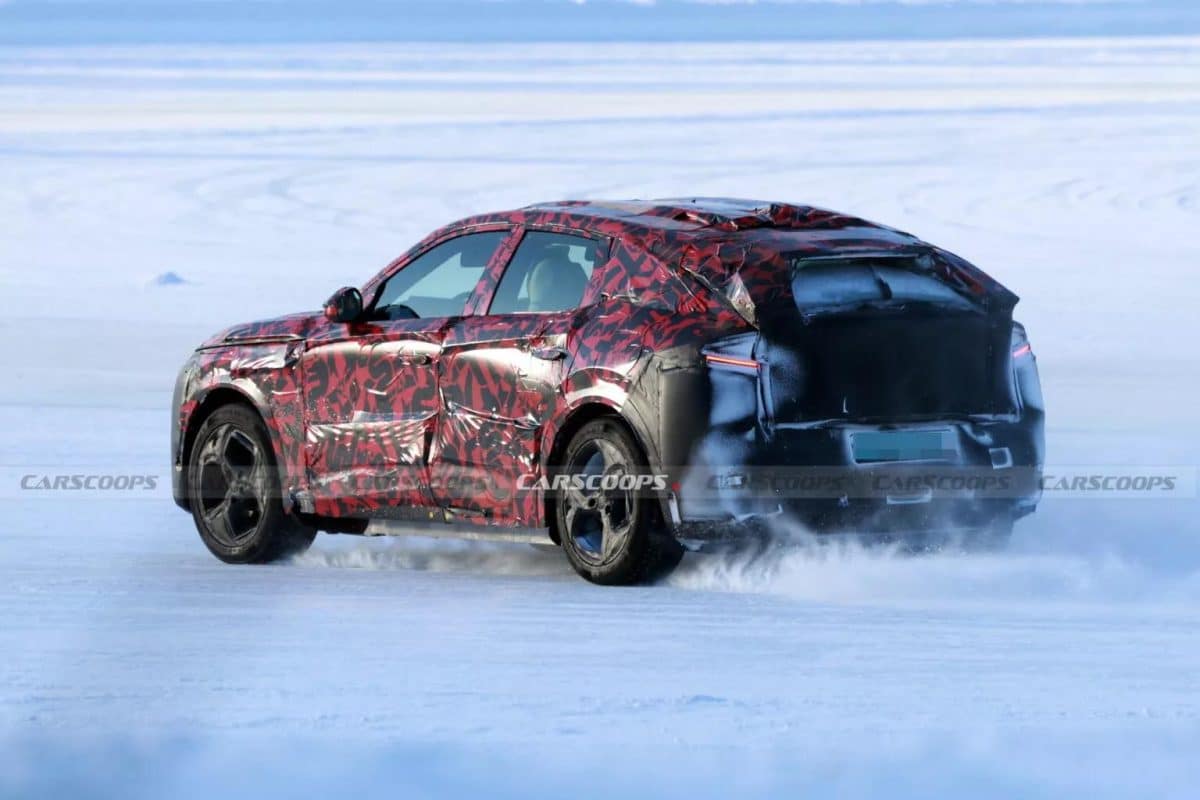 Nuovo Alfa Romeo Stelvio 2026, le prime foto in azione