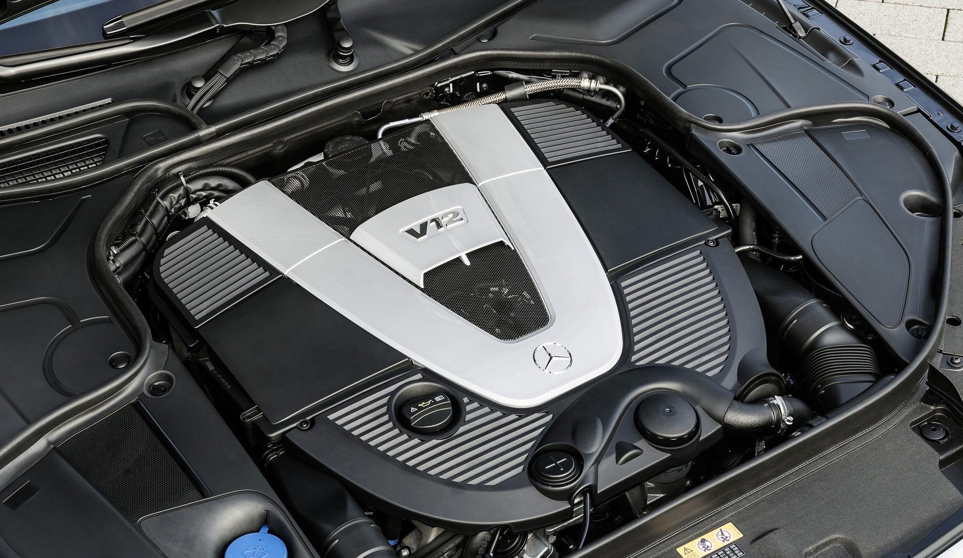 Mercedes continua con i V12 e V8, lusso a combustione