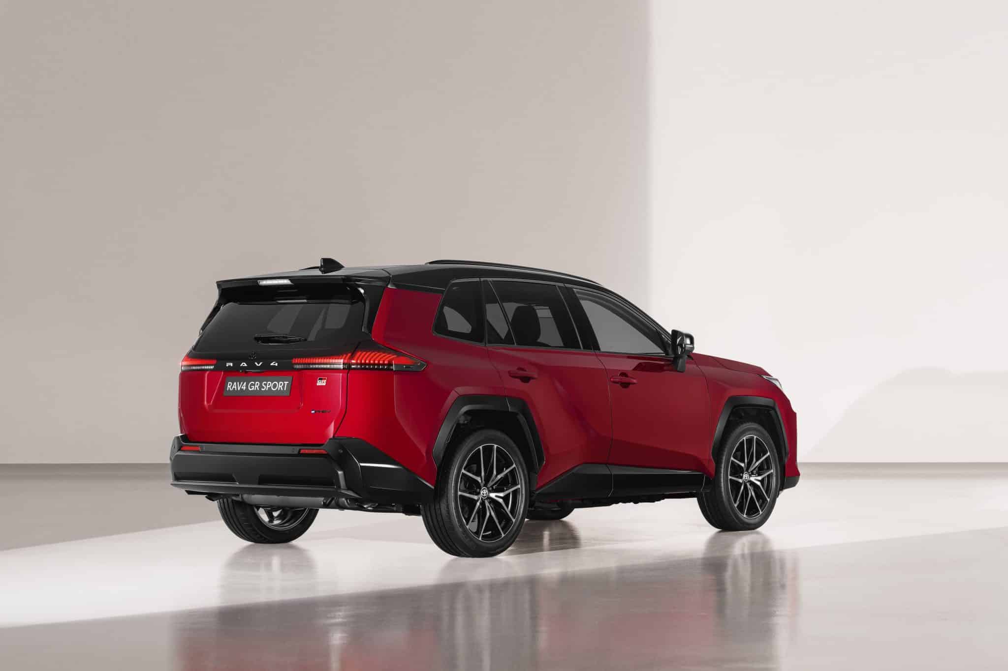 Nuovo Toyota RAV4 2025, rivoluzione ibrida e plug-in