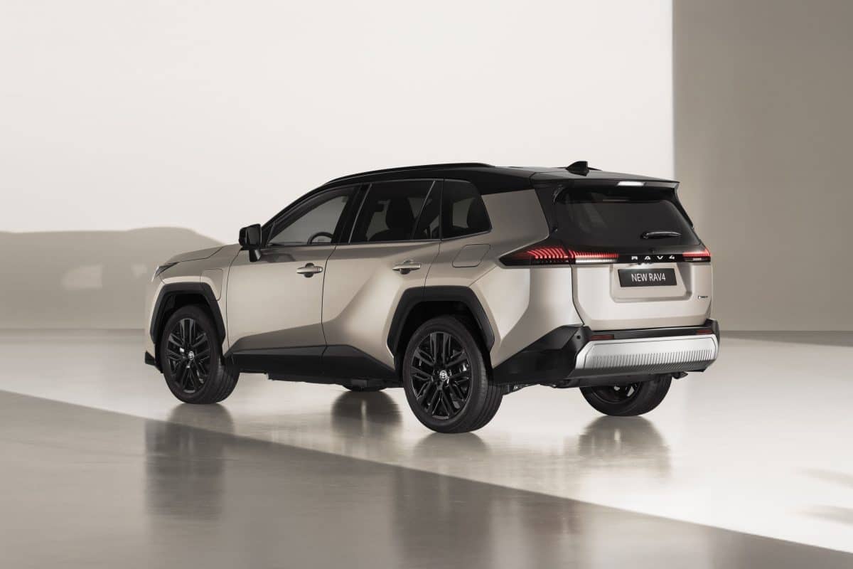 Nuovo Toyota RAV4 2025, rivoluzione ibrida e plug-in
