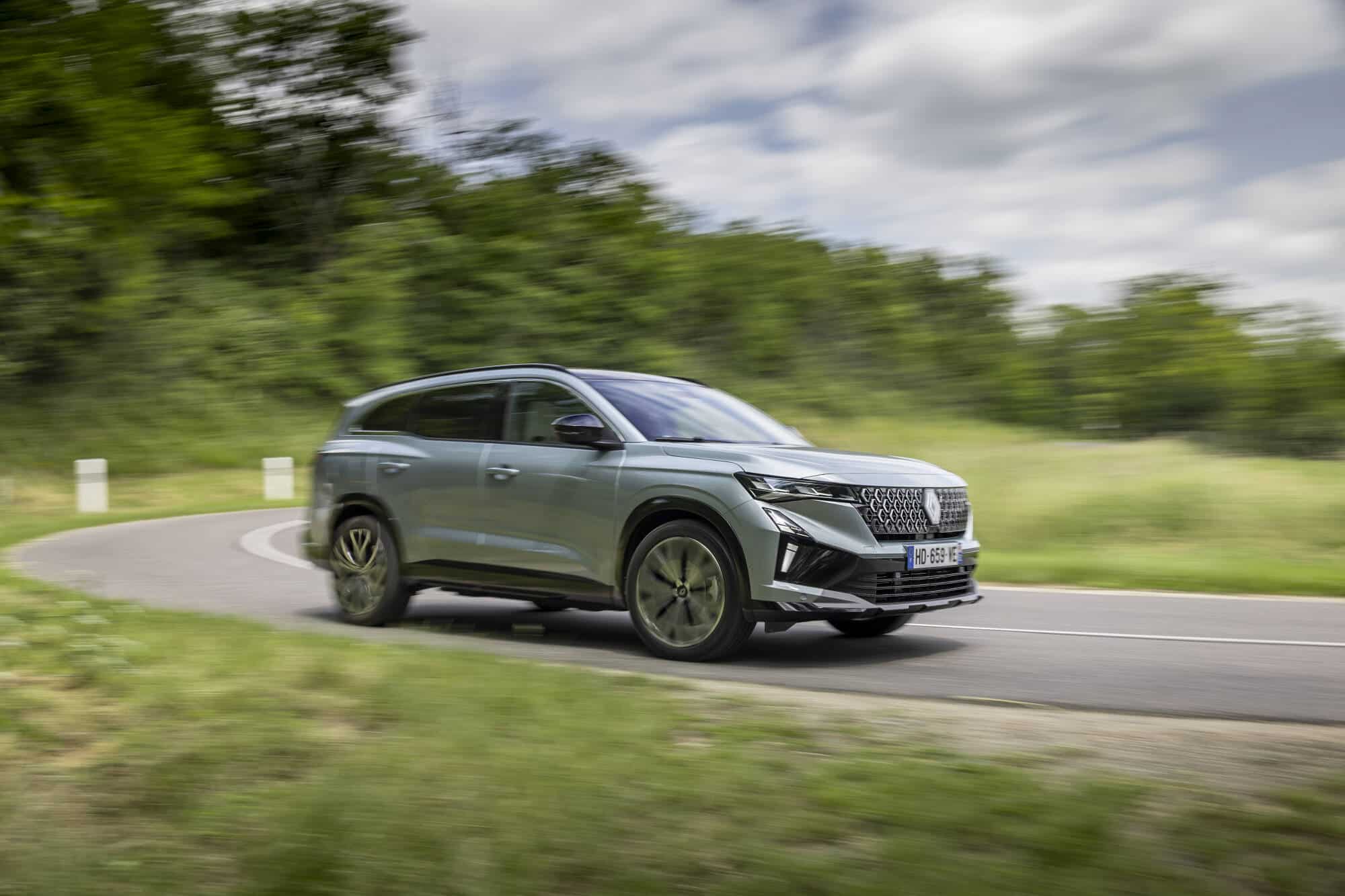 Nuovo Renault Espace 2025, prova del Suv da grande famiglia