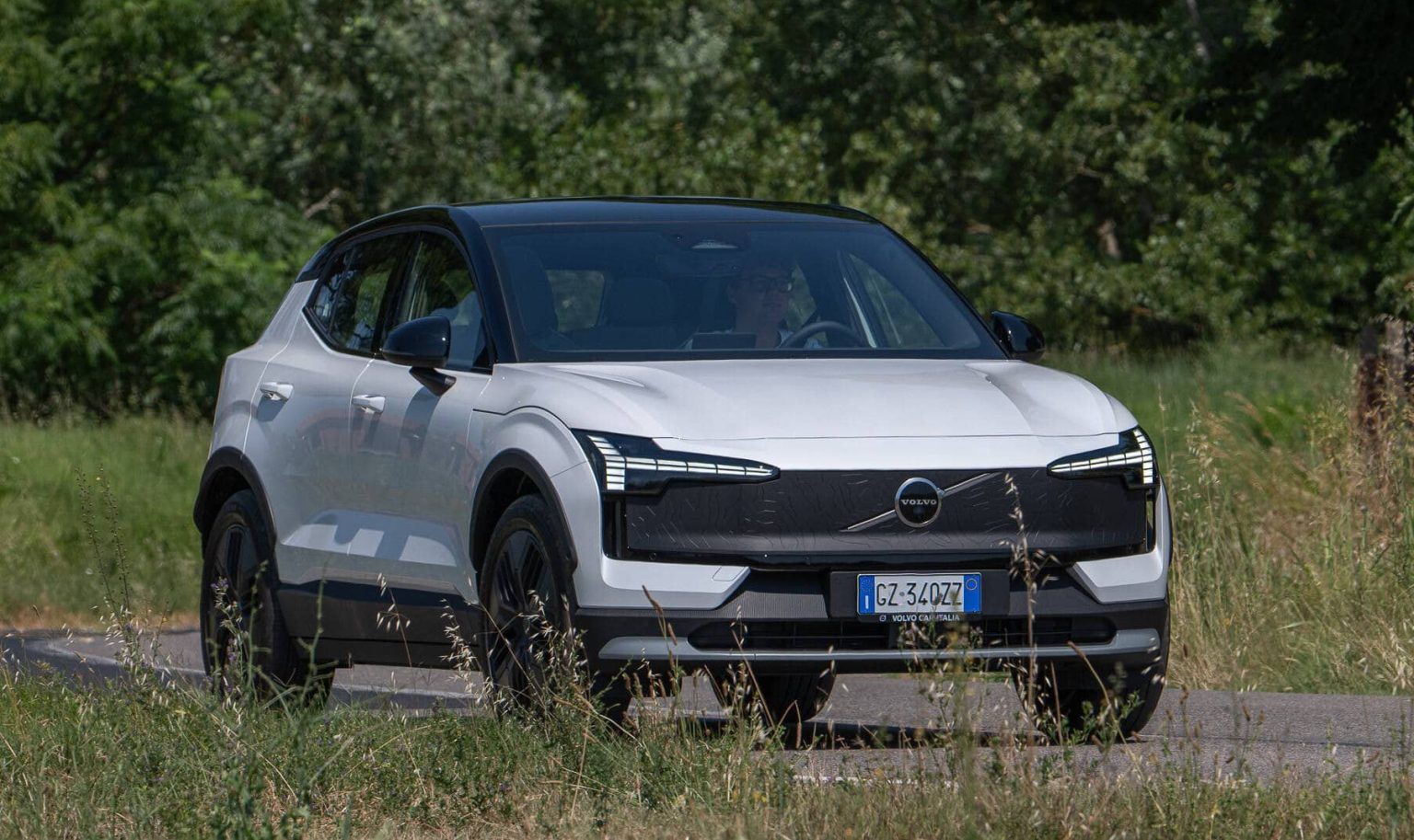 Volvo EX30 2026, il nuovo motore da 150 cv e gli aggiornamenti