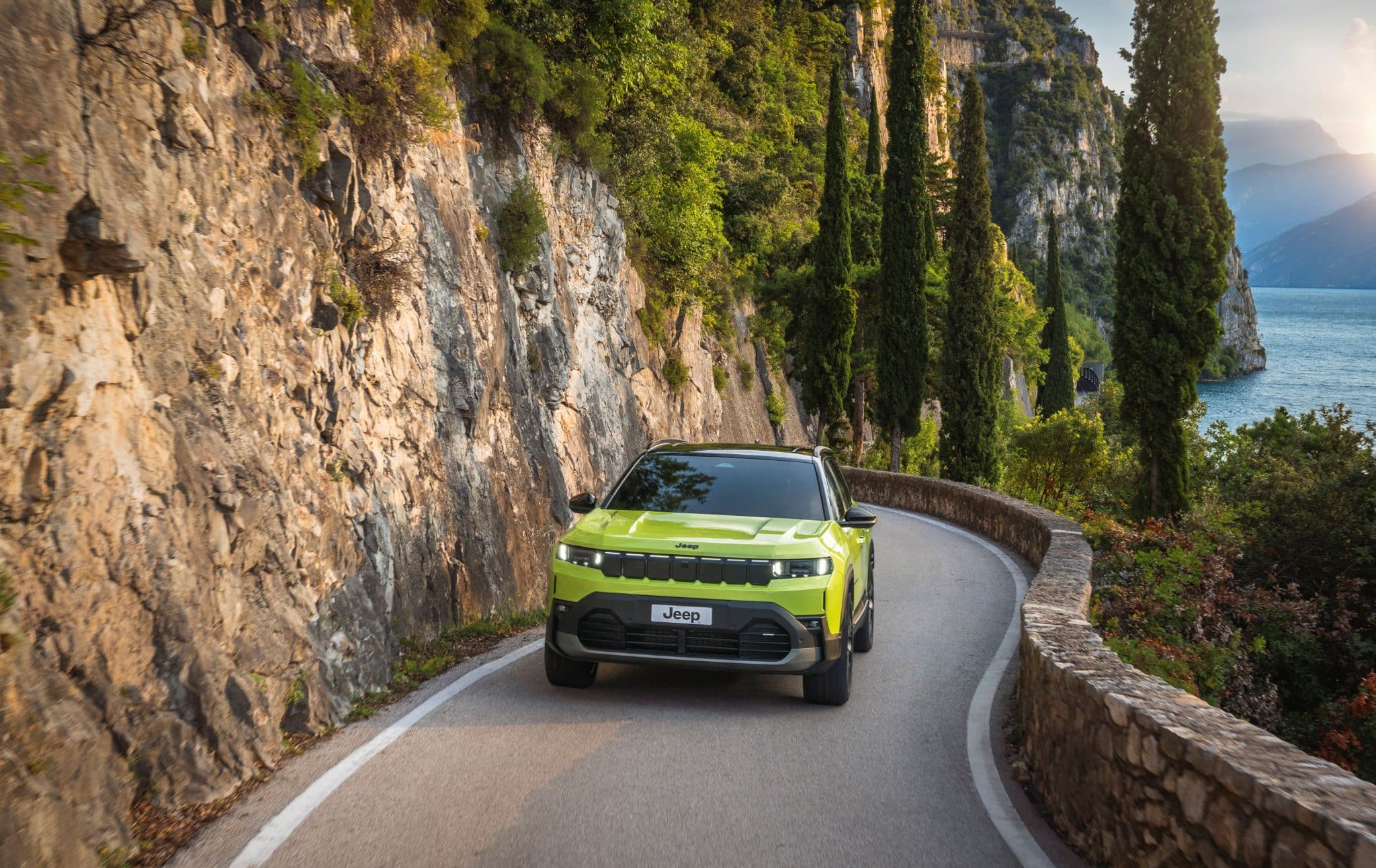 Nuovo Jeep Compass 2026, prezzo e informazioni della e-Hybrid Altitude