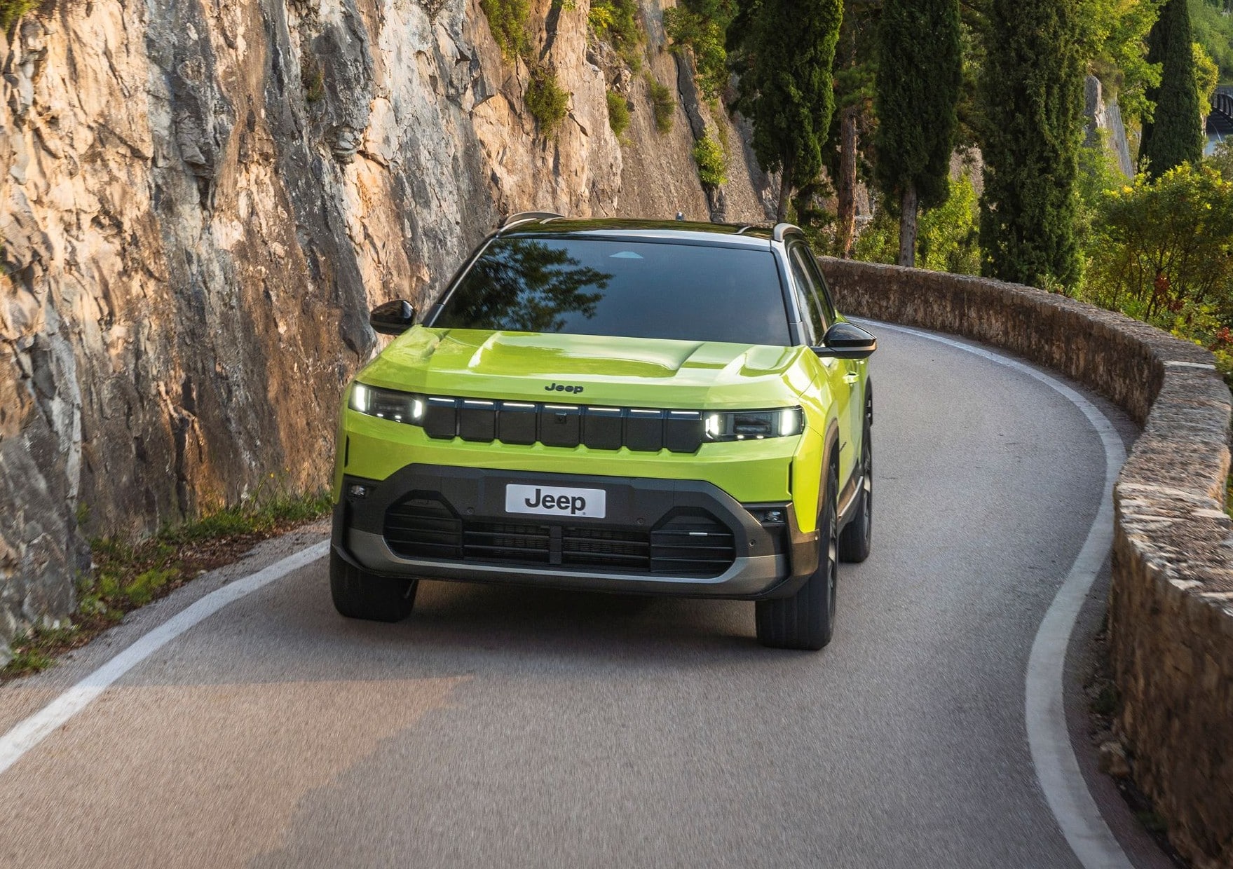 Nuovo Jeep Compass 2026, prezzo e informazioni della e-Hybrid Altitude
