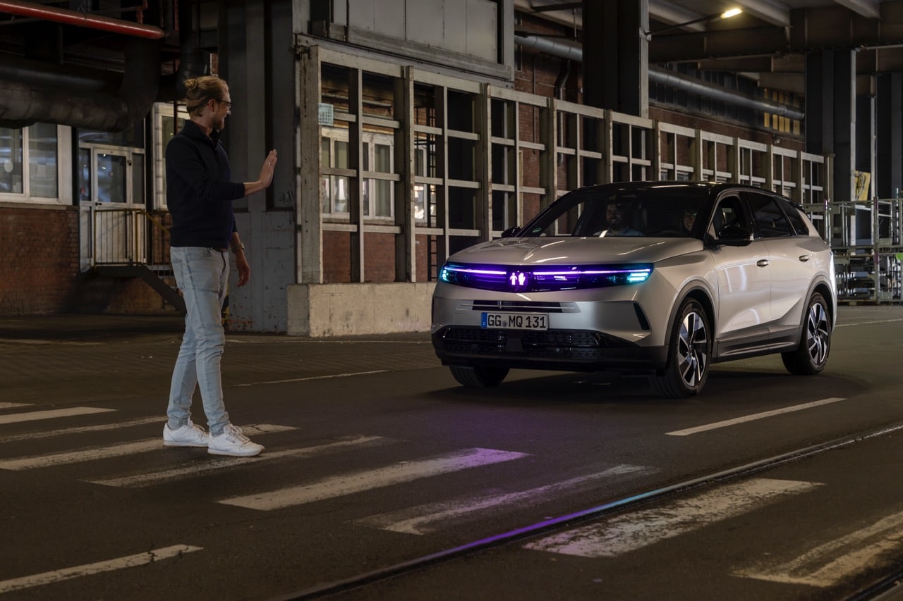 Opel, luci intelligenti con AI per auto autonome