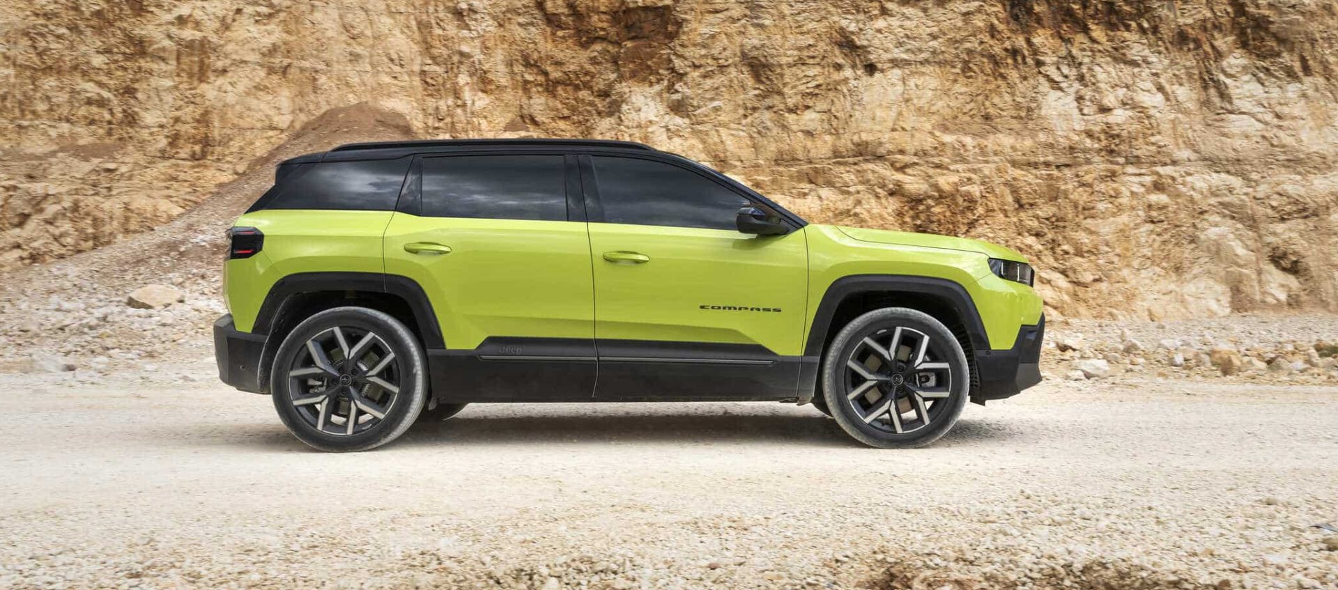 Jeep Compass plug-in 2026, prezzo e informazioni del SUV alla spina