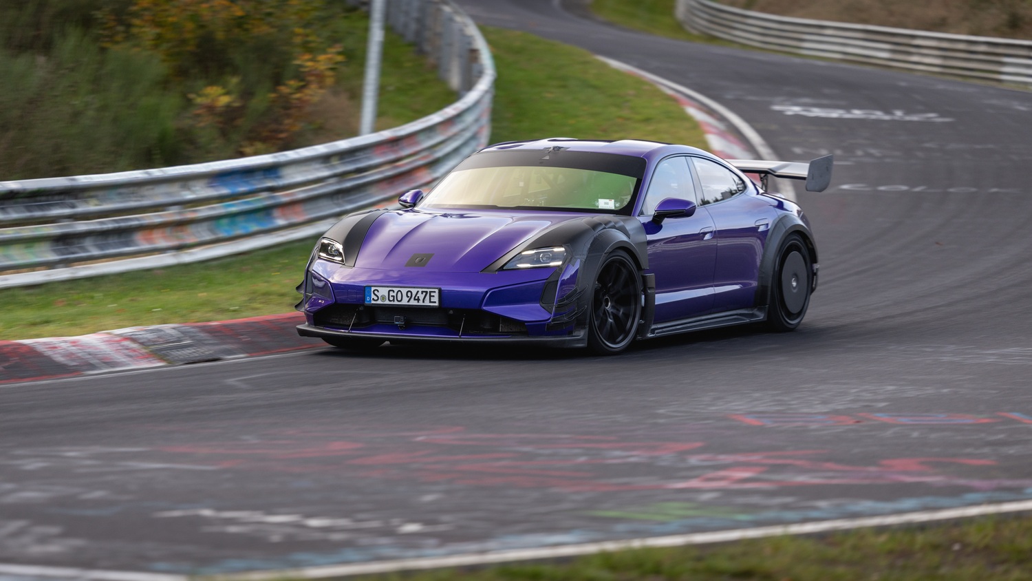 P Zero Trofeo RS fa il record al Nurburgring su Porsche Taycan Turbo GT ...